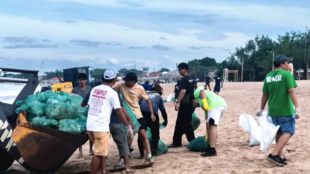 Community Groups Conduct Emergency Beach Cleanup in Jimbaran After ...