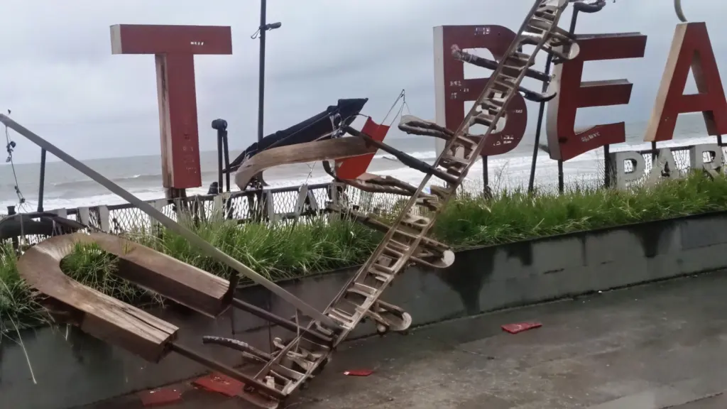 Strong Winds Damage Kuta Beach Landmark Sign Near Skate Park - Dewata News
